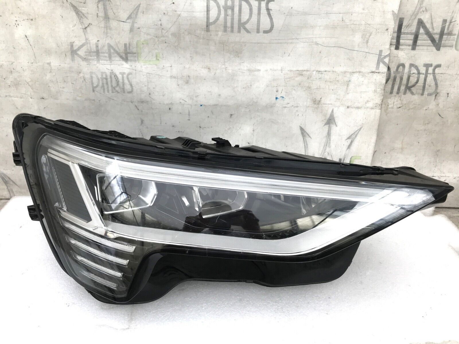 AUDI E-TRON COMPLETE RIGHT SIDE FRONT HEADLIGHT GENUINE, ECU BALLAST 4