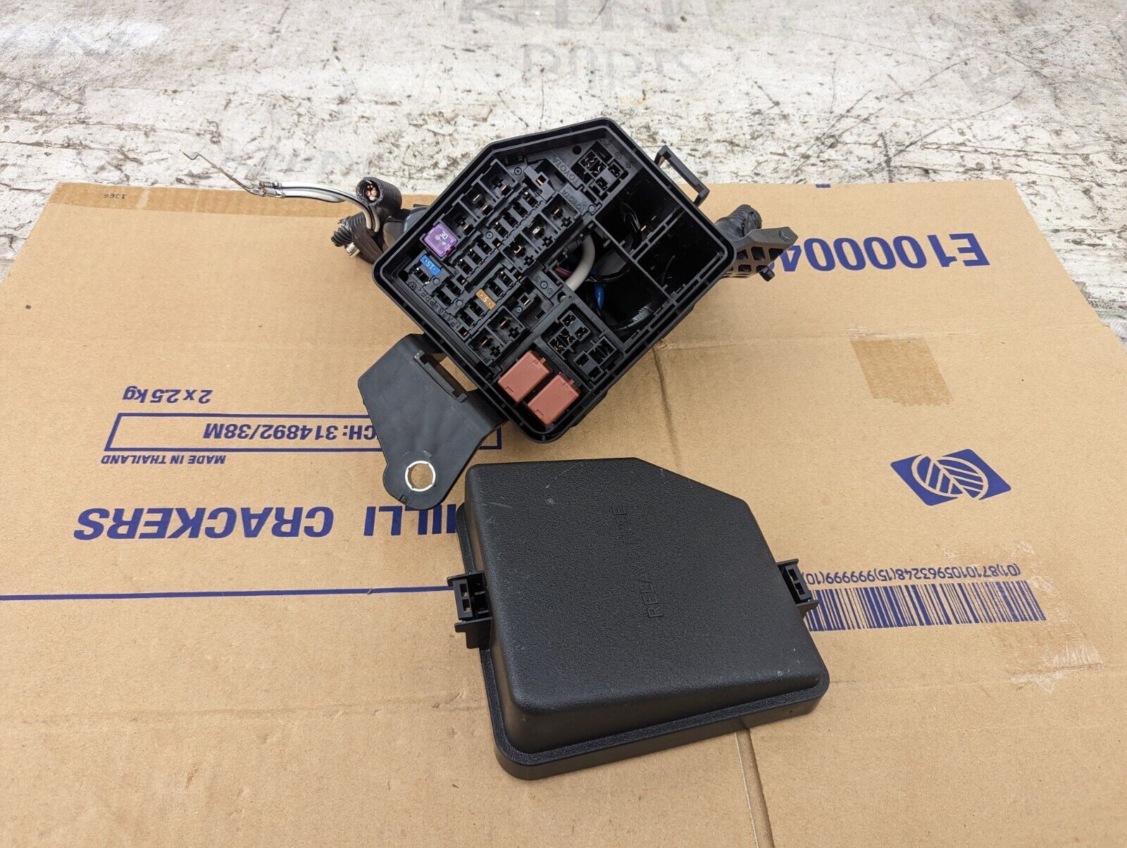 TOYOTA RAV4 MK5 XA50 2019-ON RELAY&FUSE BOX WITH LID 82662-42671 GENUI