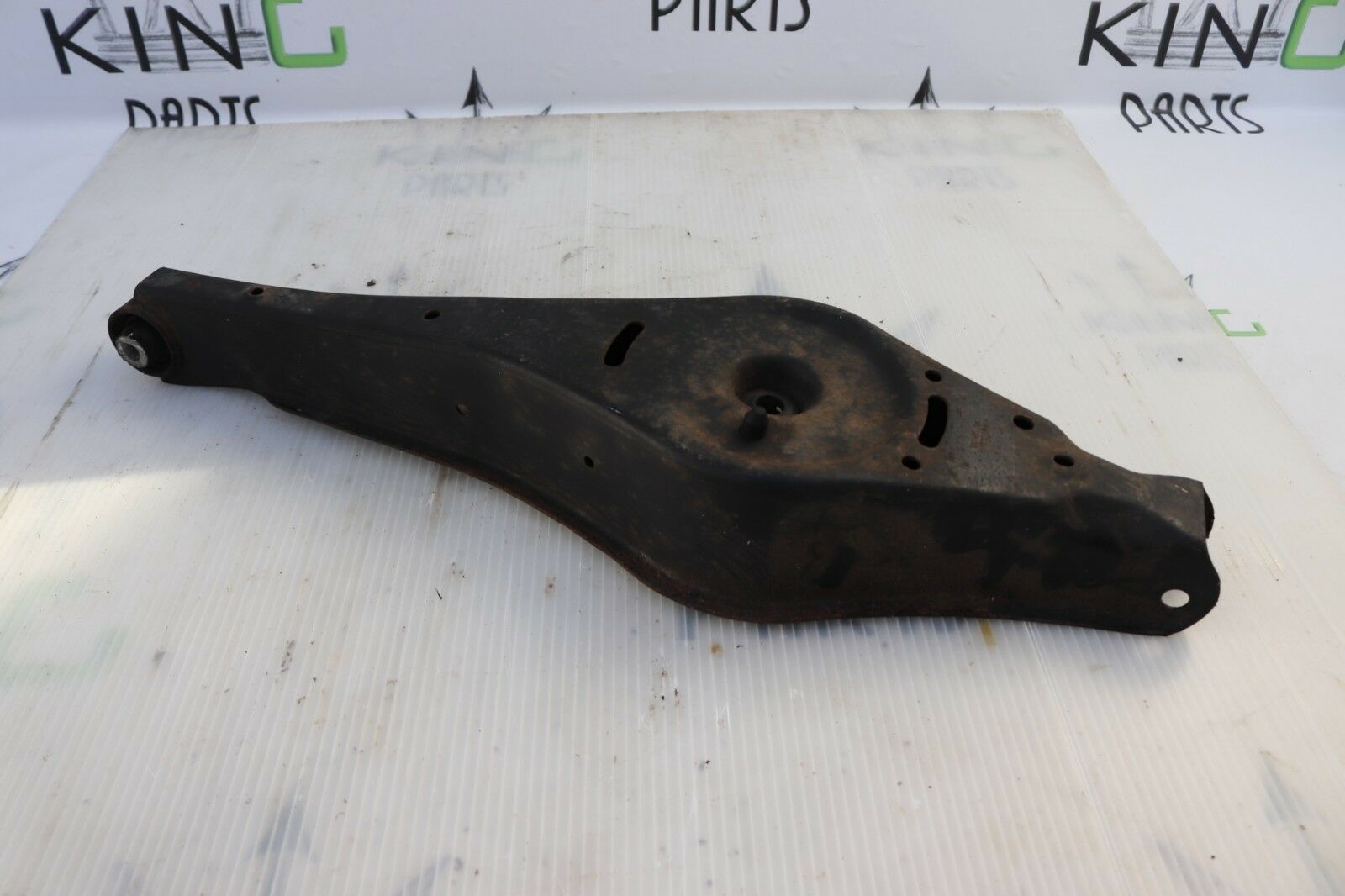 VW PASSAT B6 / TOURAN MK1 REAR TRAILING RIGHT ARM SPRING CARRIER 1K050