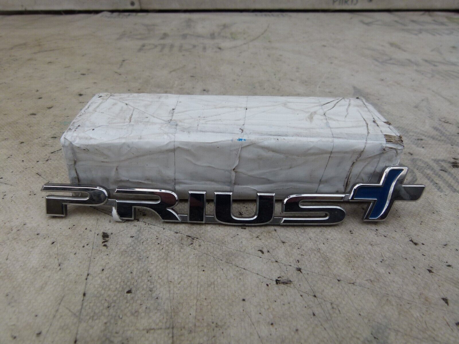 TOYOTA PRIUS+ PRIUS PLUS REAR BOOT NAME PLATE BADAGE EMBLEM GENUINE #S