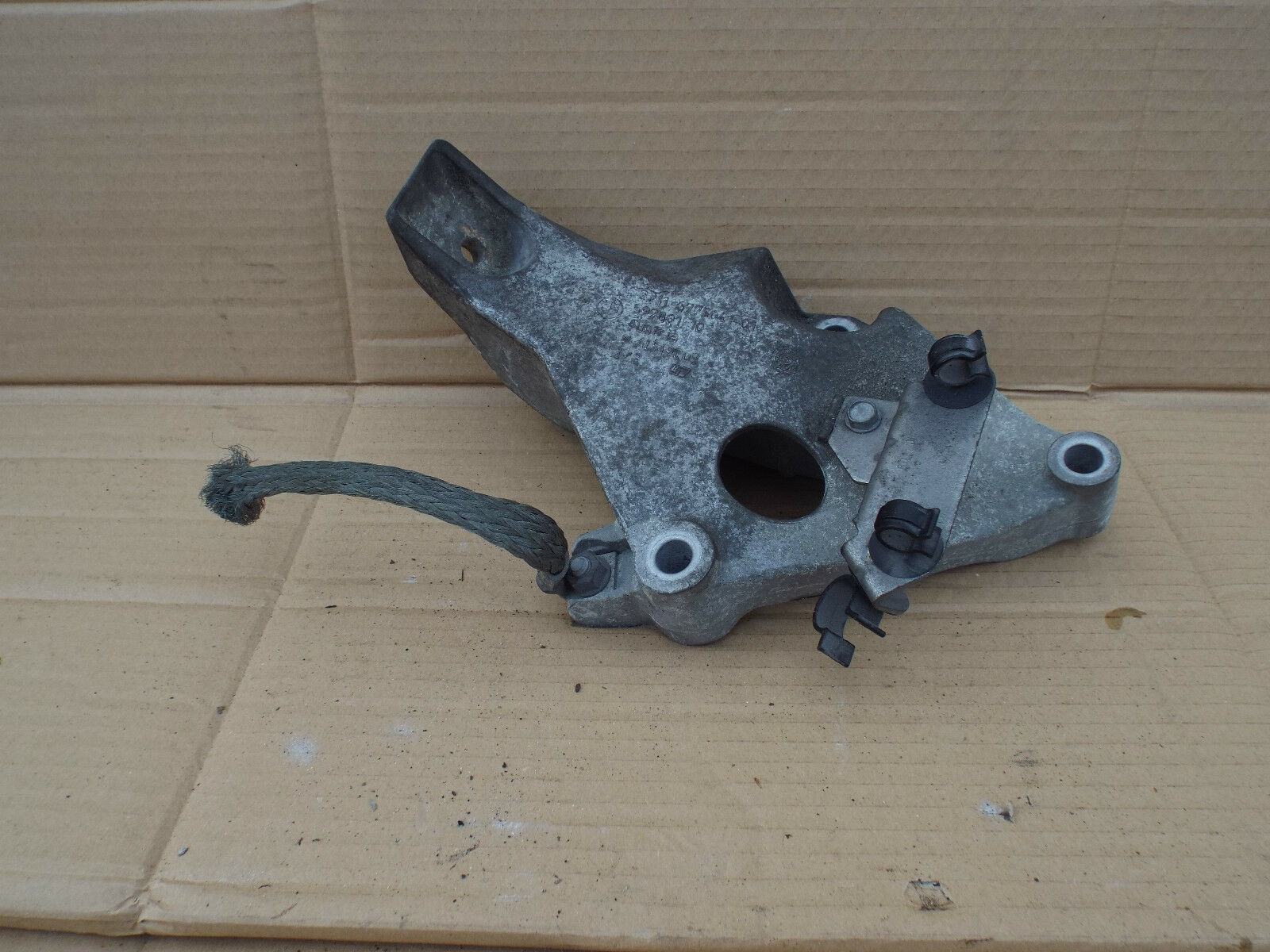 BMW E90 E91 E92 E93 3 Series 320D 2.0 Diesel Engine Mount Bracket 2211